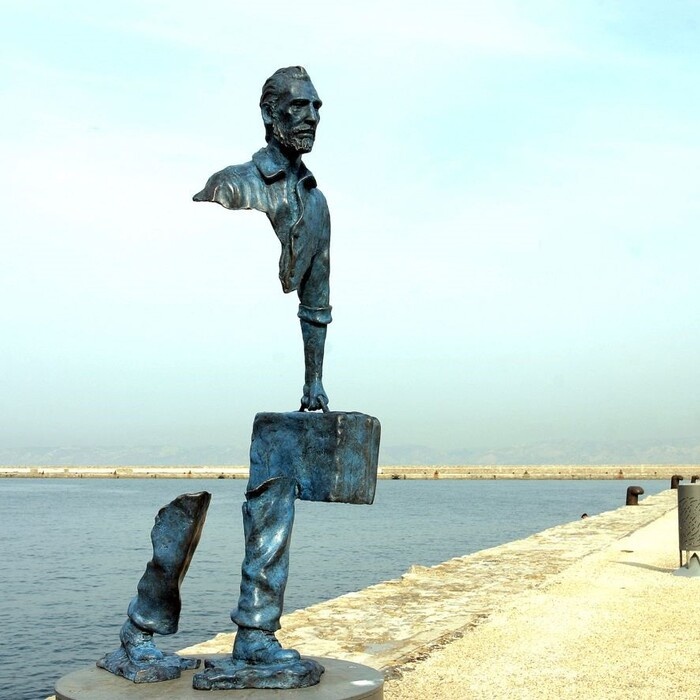 Stones Can Fly: Magic Floating Sculptures - PIATRAONLINE.com